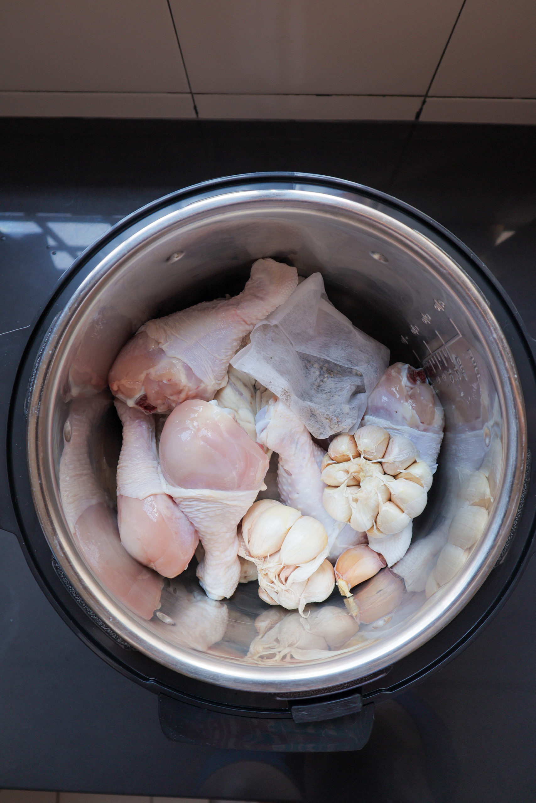 Garlic pepper chicken soup [PRESSURE COOKER RECIPE] - Thokohmakan